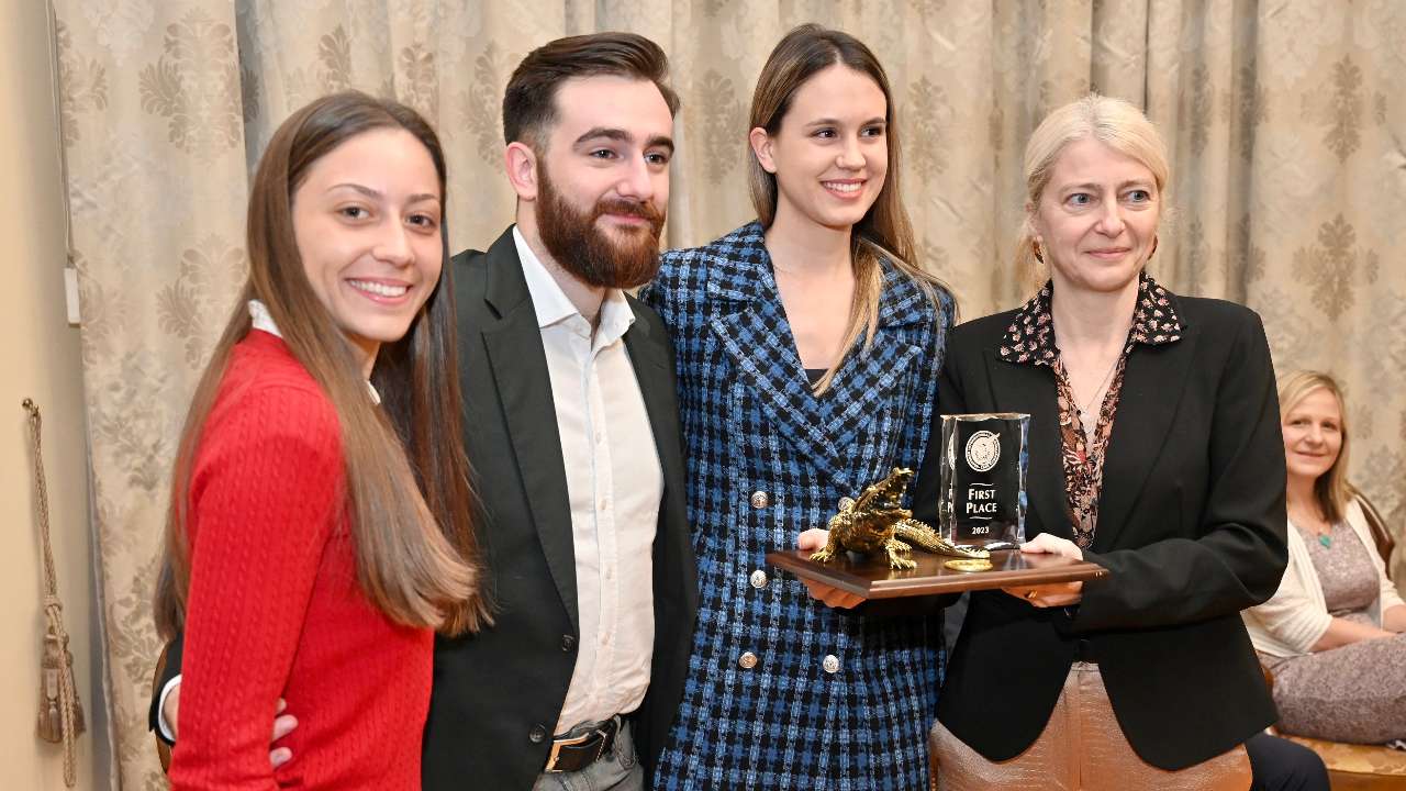 Dr Begović sa studentima FON-a